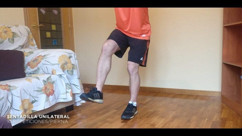 Haz esta rutina de ejercicios para futbolistas en casa sin material | L4F